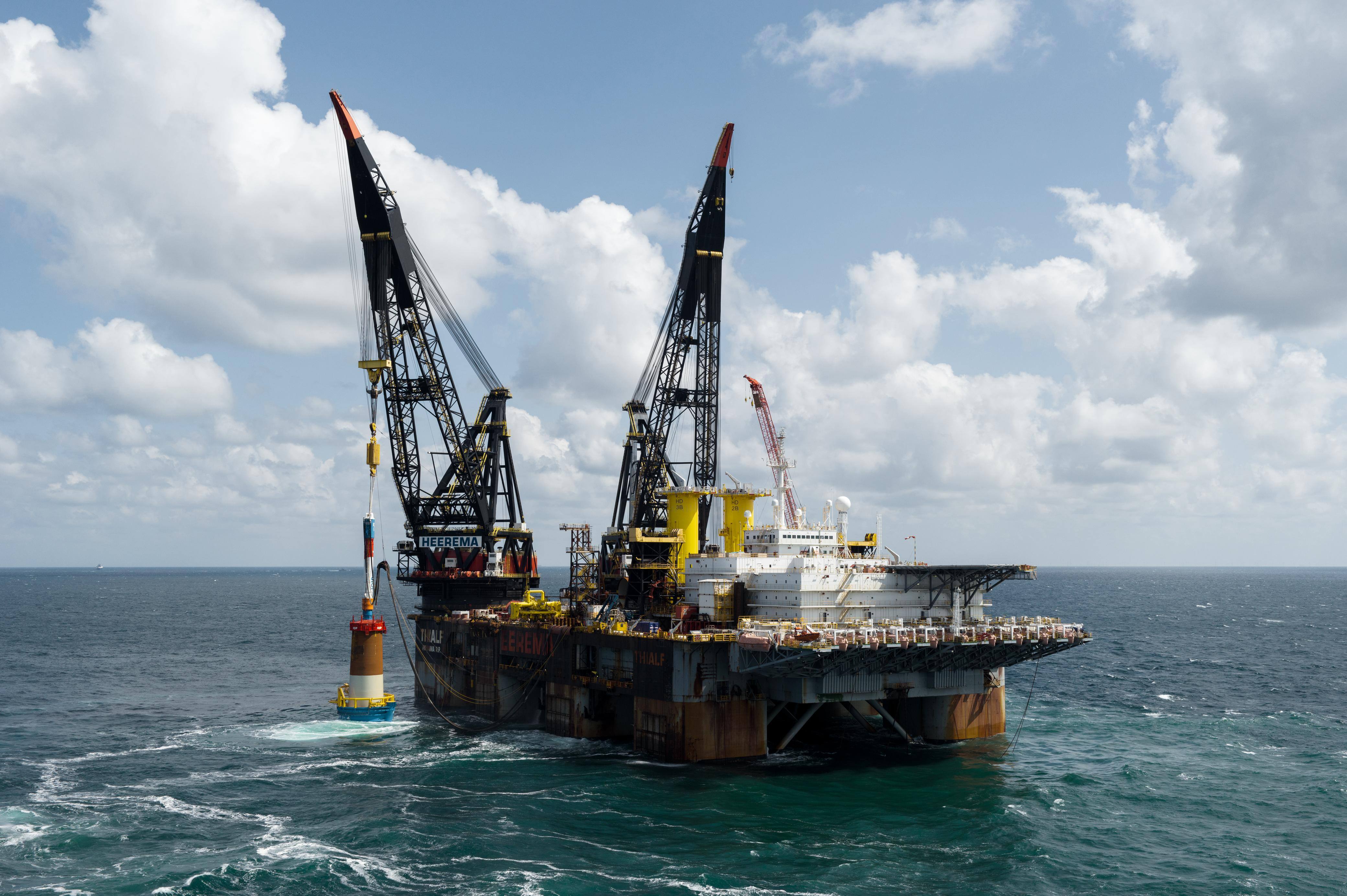 Construction of offshore wind farm ‘EnBW He Dreiht’: EnBW and Heerema showcase major noise ...